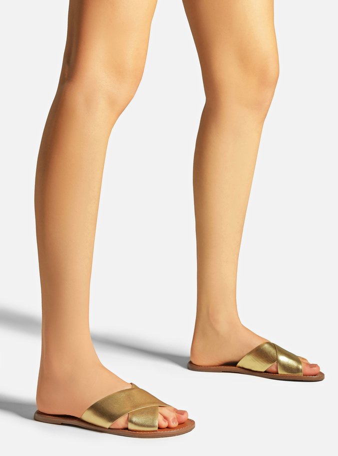 Sandália Rasteira Dourada Couro Tiras Cruzadas | Arezzo