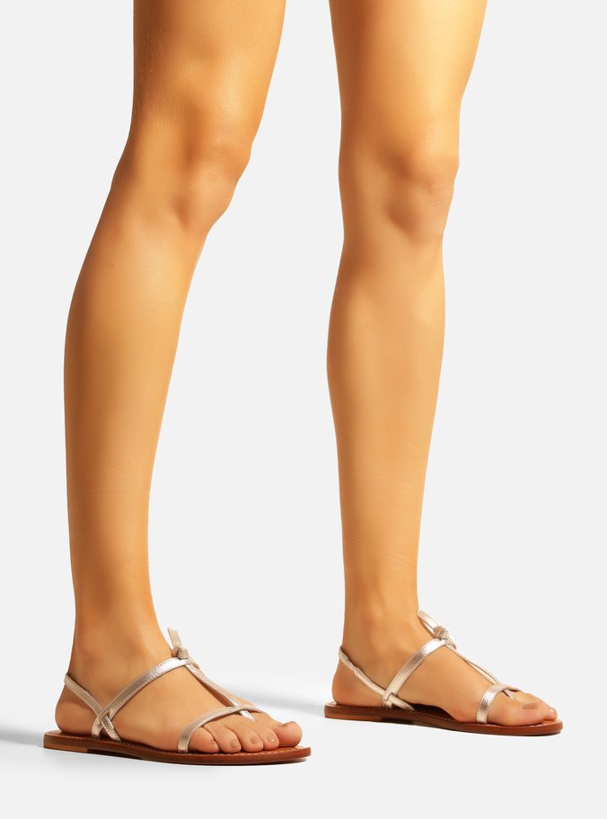 Sandália Rasteira Prateada Couro Tiras Ella | Arezzo